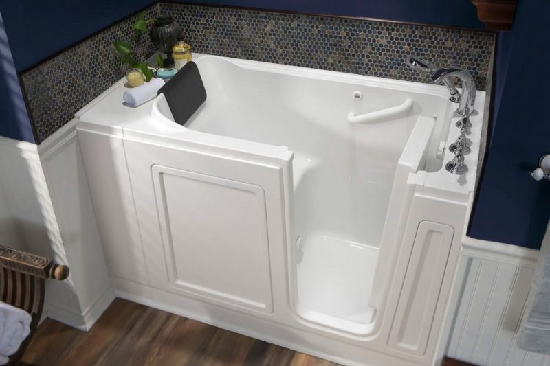 Walk-In Tubs vs. Traditional Bathtubs: The Key Differences